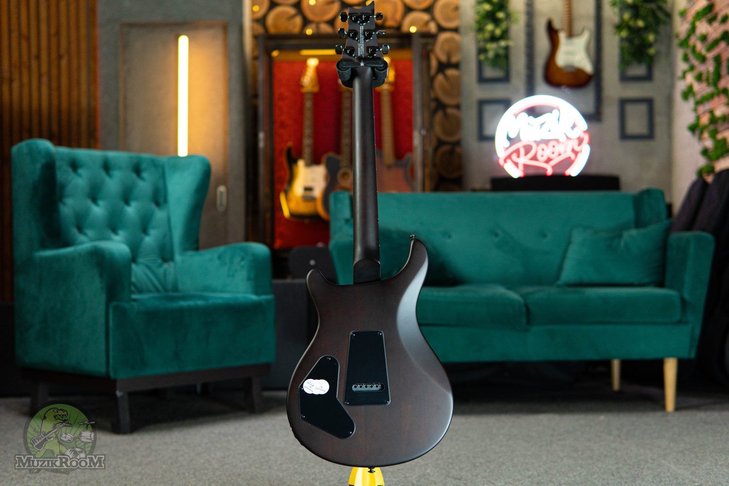 Музыкальный магазин Muzik Room - купить музыкальные инструменты и оборудование в Москве и Спб