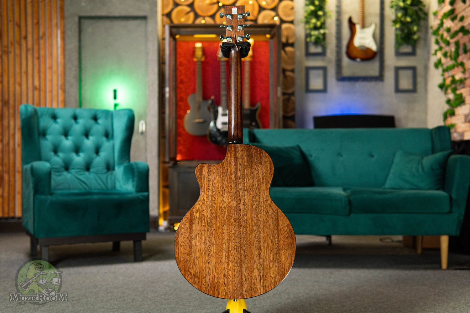 Музыкальный магазин Muzik Room - купить музыкальные инструменты и оборудование в Москве и Спб