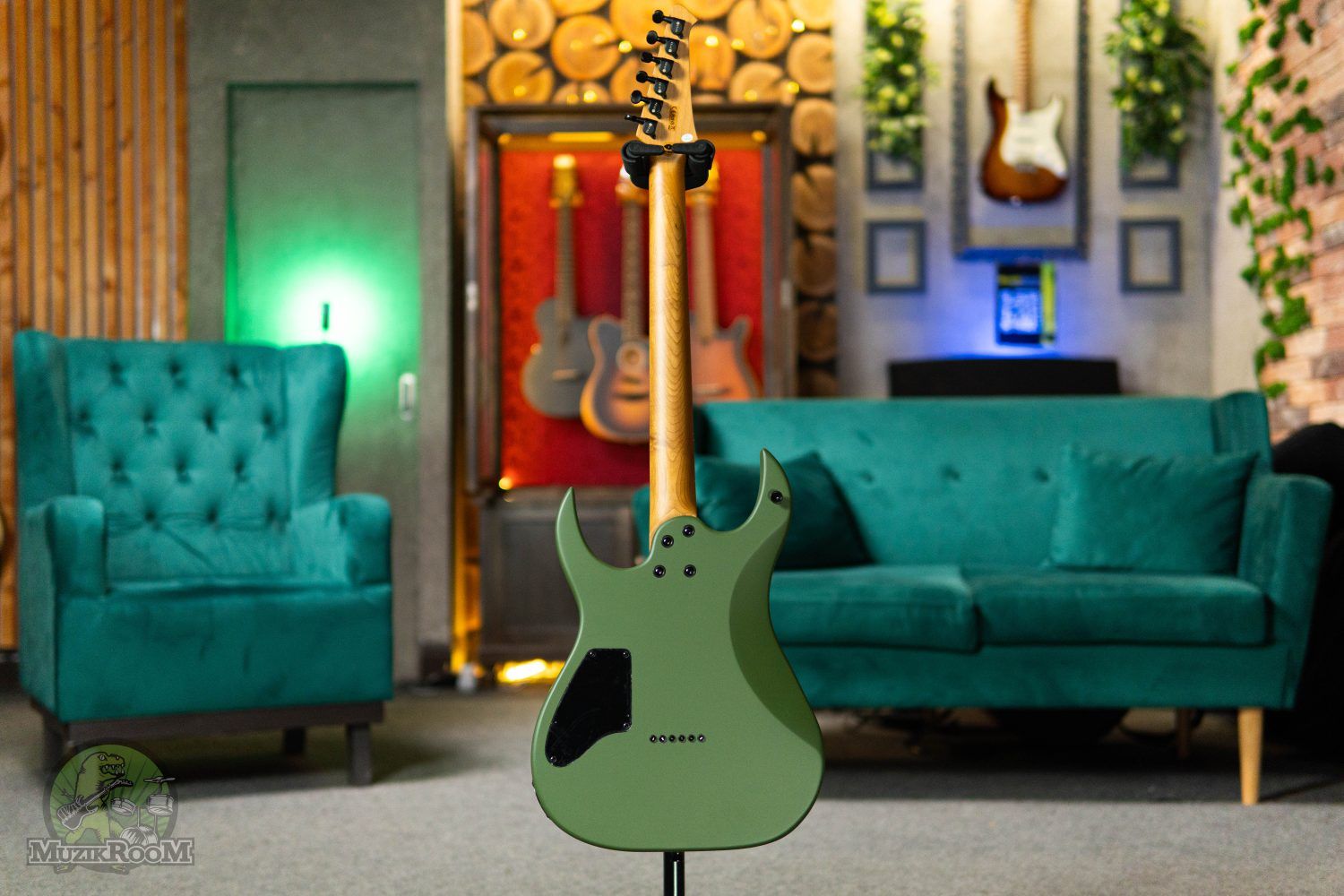 Музыкальный магазин Muzik Room - купить музыкальные инструменты и оборудование в Москве и Спб