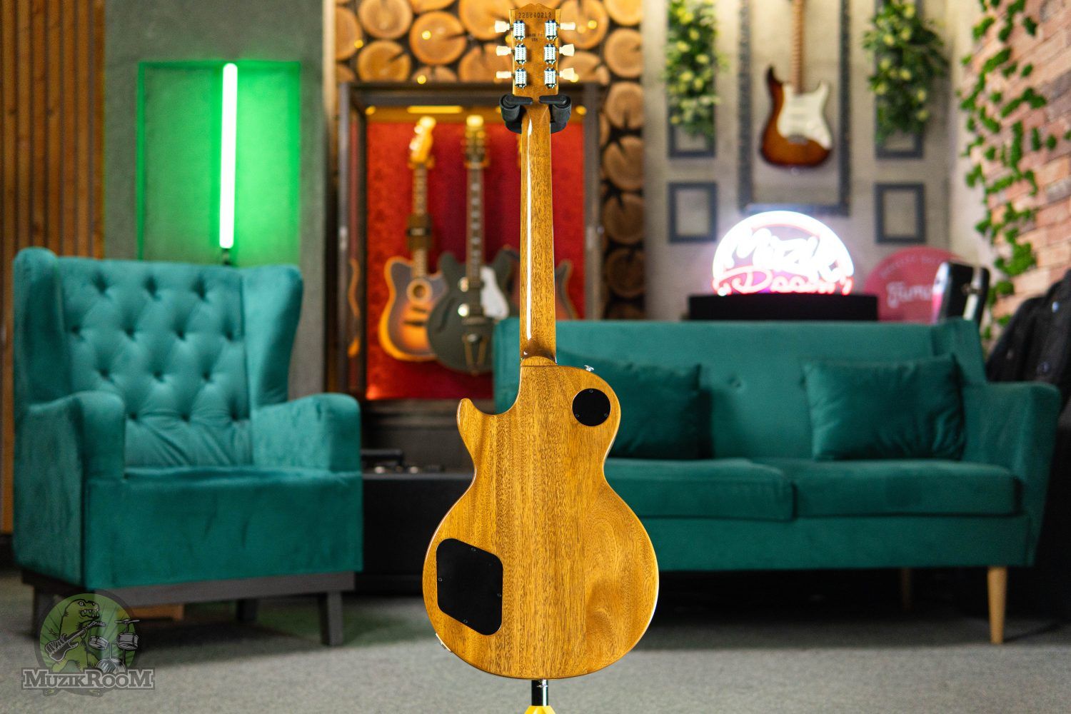 Музыкальный магазин Muzik Room - купить музыкальные инструменты и оборудование в Москве и Спб